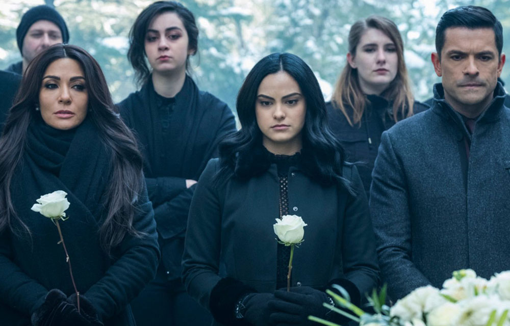 Kelly Ripa uses Hiram Lodge Riverdale family portrait as Christmas card ...