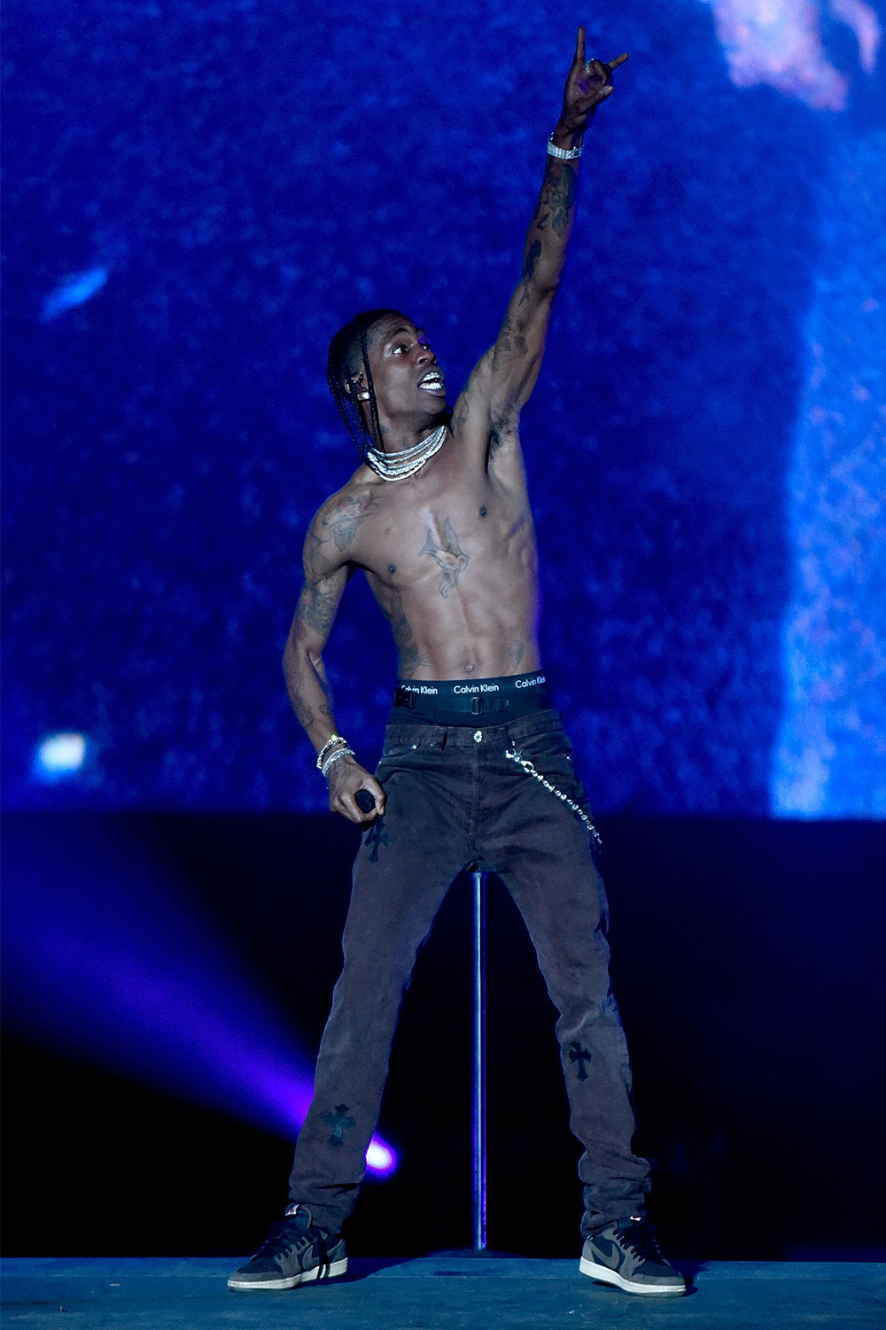 Travis Scott breaks his knee on stage | Girlfriend